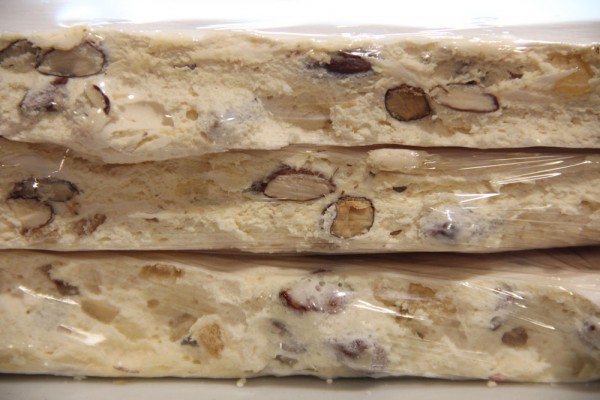 Nougat: AMANDES, POIRE CONFITE.